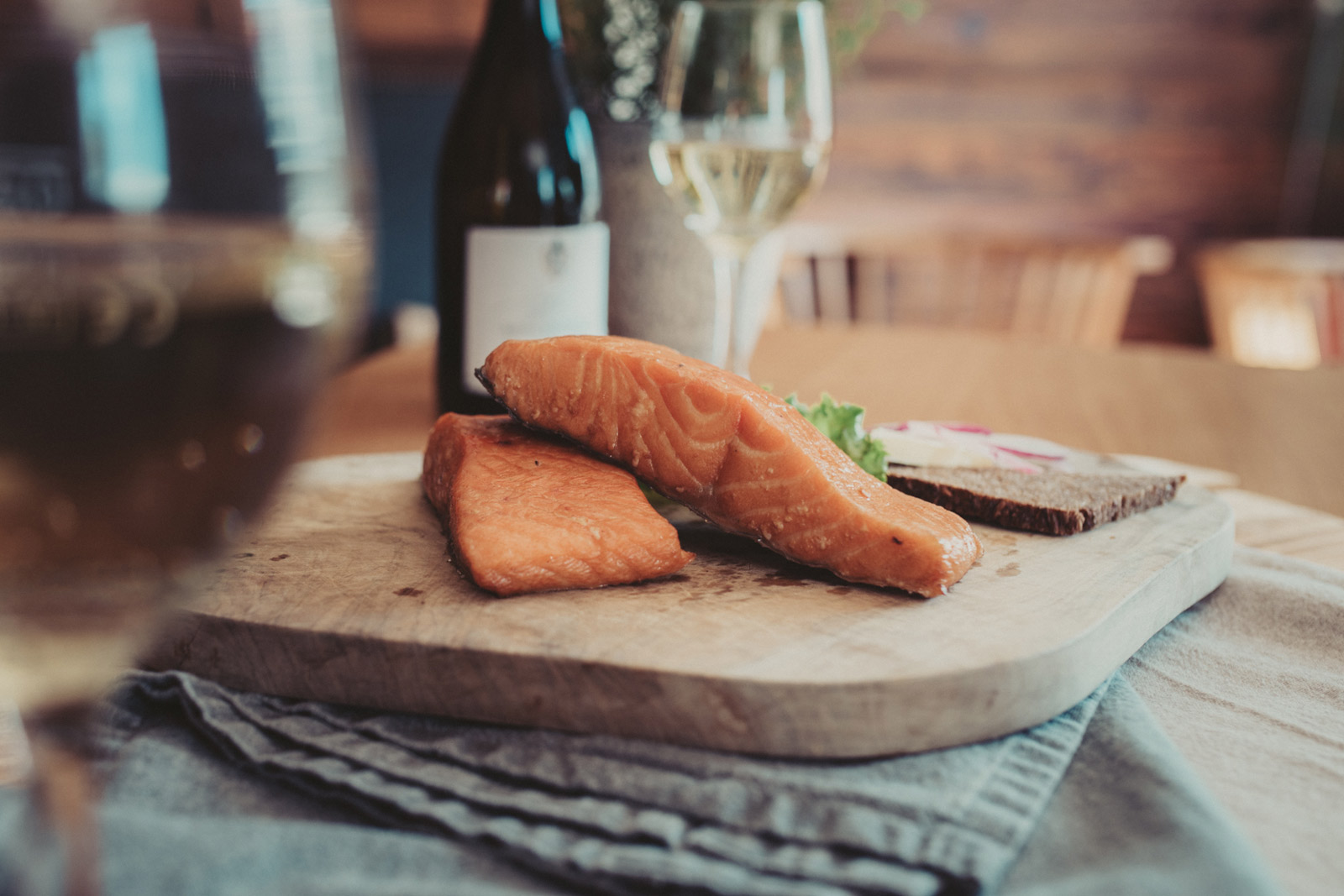 Stremel-Lachs. Heißgeräucherte Lachsfilet-Streifen | Loof-Shop